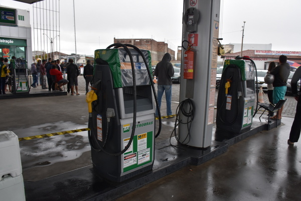 A Chegada do Combustível: novo comboio com trinta caminhões vem de ...