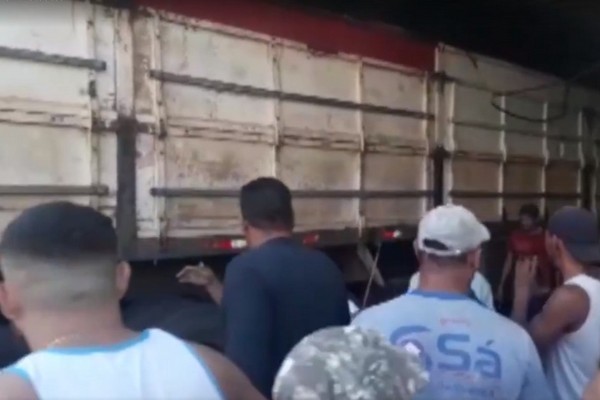 Susto em Macaúbas: carreta sem motorista desce ladeira, invade Academia de Muay Thay e bate em ...