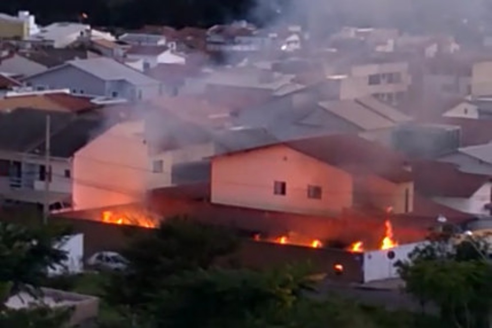 Incêndio no Candeias | chamas ao lado de residências causam pânico em ...