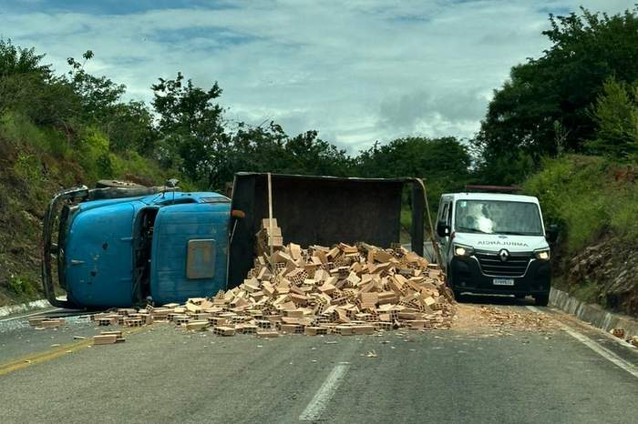 Acidente na BA-263 | caminhão tomba na Serra de Tremedal | BLOG DO ANDERSON