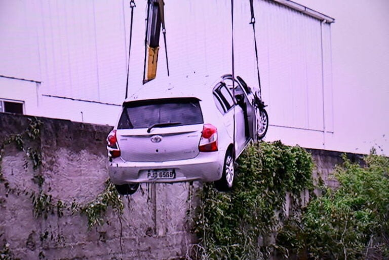 Susto na Avenida Caracas | carro é engolido pela galeria é removido de ...